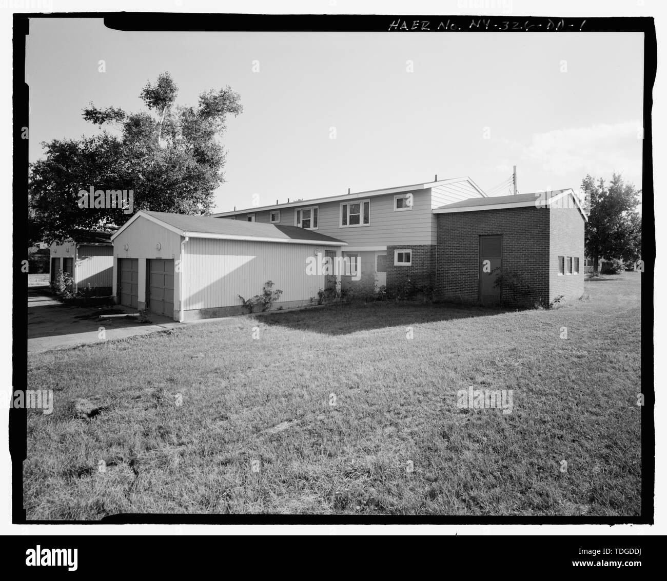 Building front complex architectural Black and White Stock Photos ...