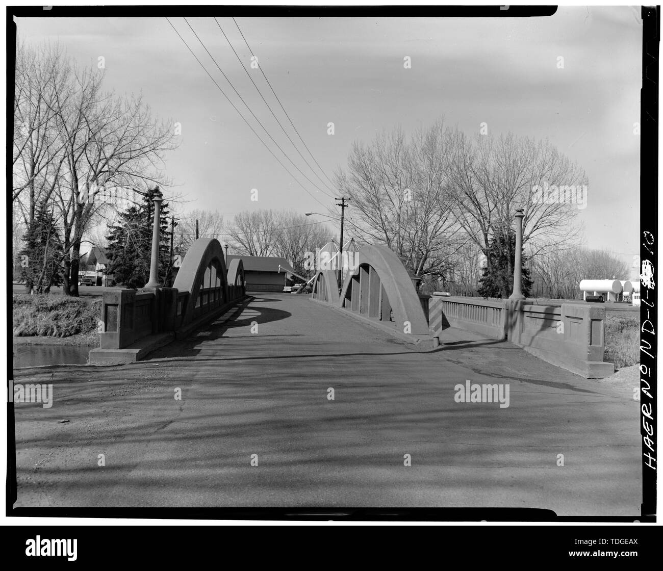 NORTHEAST END OF BRIDGE LOOKING SOUTHWEST - Mott Rainbow Arch Bridge ...