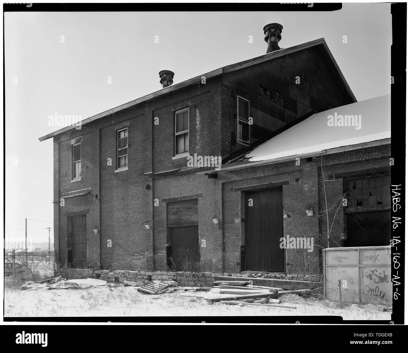 NORTHEAST REAR AND NORTHWEST SIDE OF HEAD HOUSE. VIEW TO SOUTHWEST ...