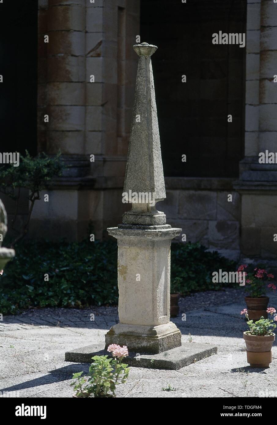 DETALLE DE UN MONOLITO DEL CLAUSTRO DE LA CATEDRAL DE ZAMORA. Location ...