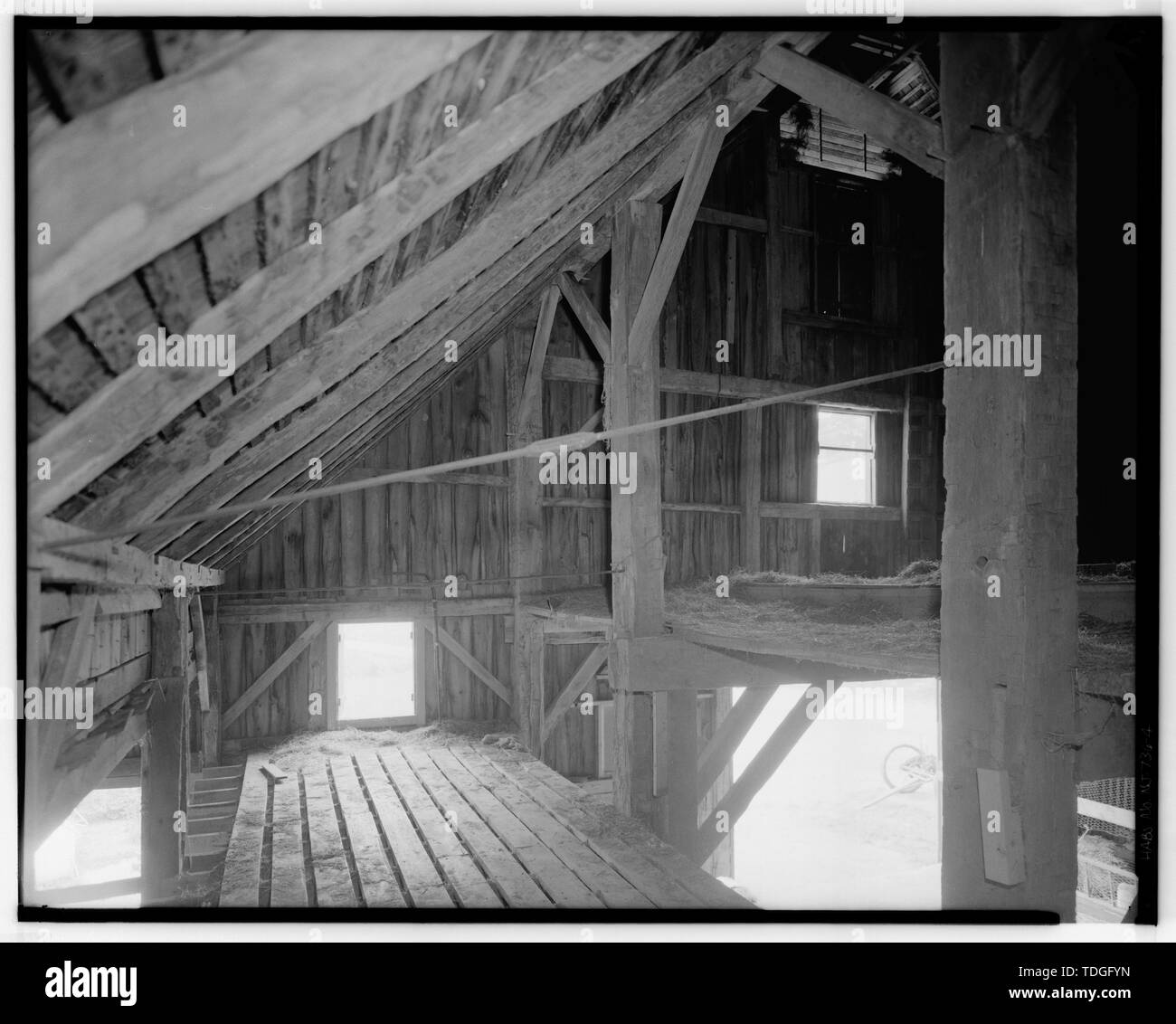NORTHWEST AISLE LOOKING NORTHEAST - Van Campen-Dewitt Barn, Wallpack ...