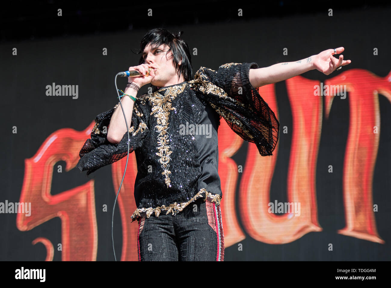 Struts singer hi-res stock photography and images - Alamy