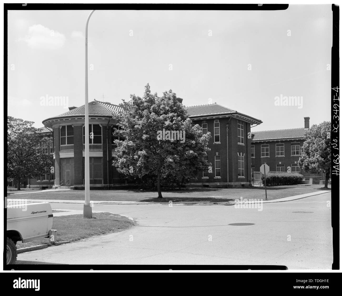 NORTHWEST FACADE FROM WEST - St. Elizabeths Hospital, P Building, 2700 ...