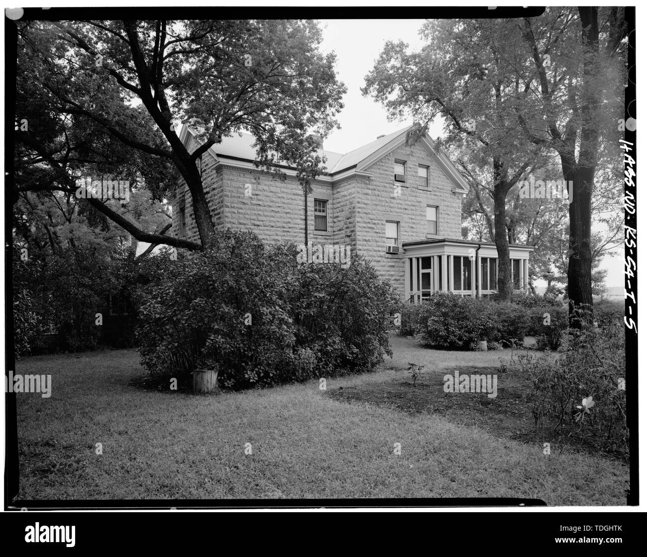 NORTHWEST and SOUTHWEST ELEVATIONS, LOOKING SOUTHEAST. - Fort Riley ...