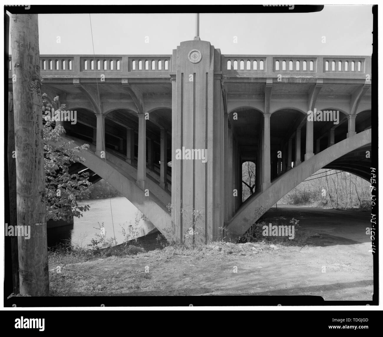 Northeast elevation, end span pier. View to southwest. - Passaic River ...