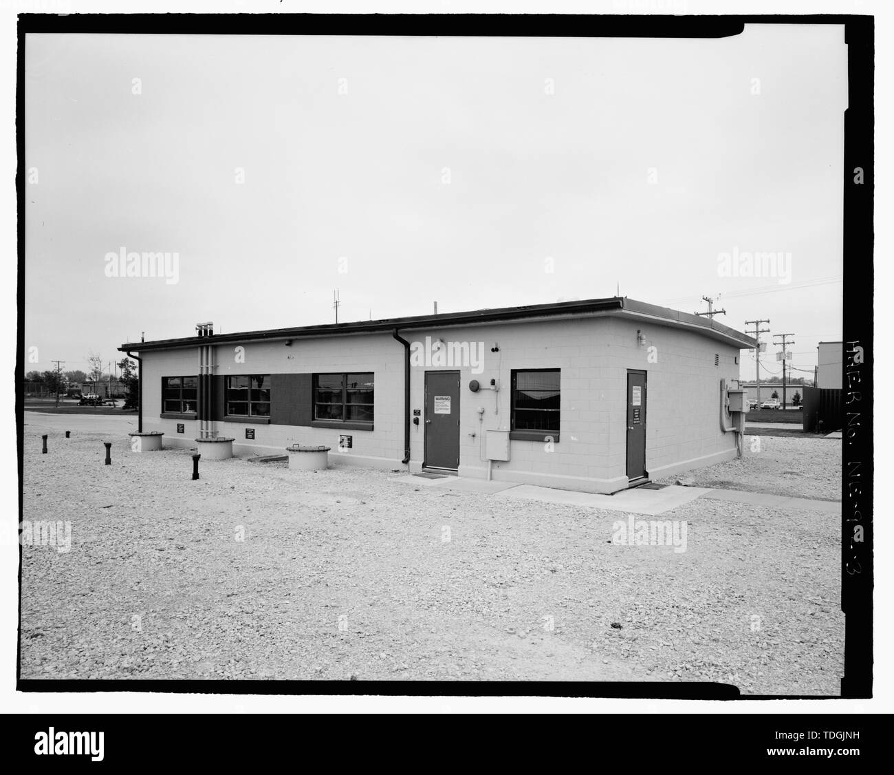 Northeast rear and northwest end, building no. 528. View to south ...
