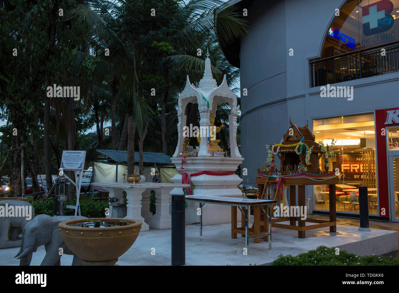 Thai street Buddhist niches Stock Photo - Alamy