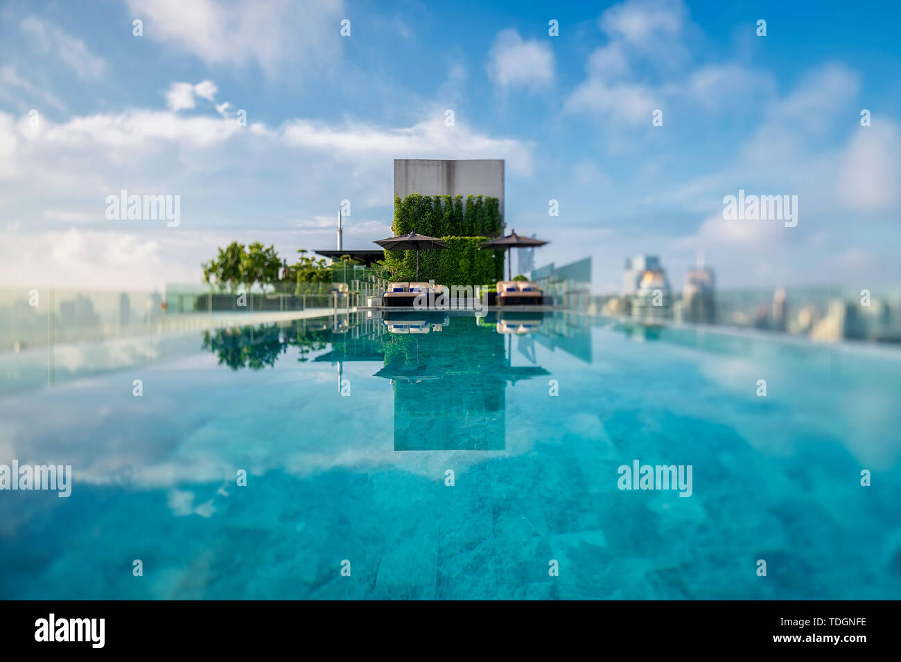 Infinity pool parasol sun hi-res stock photography and images - Alamy