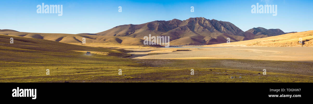 Tibet horizon and distant mountains hi-res stock photography and images ...