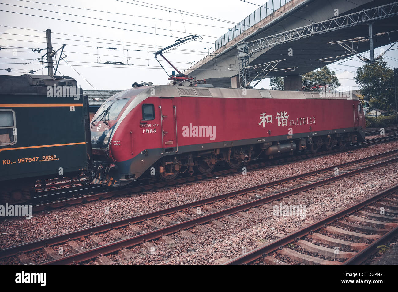 Railway runways and platforms hi-res stock photography and images - Alamy