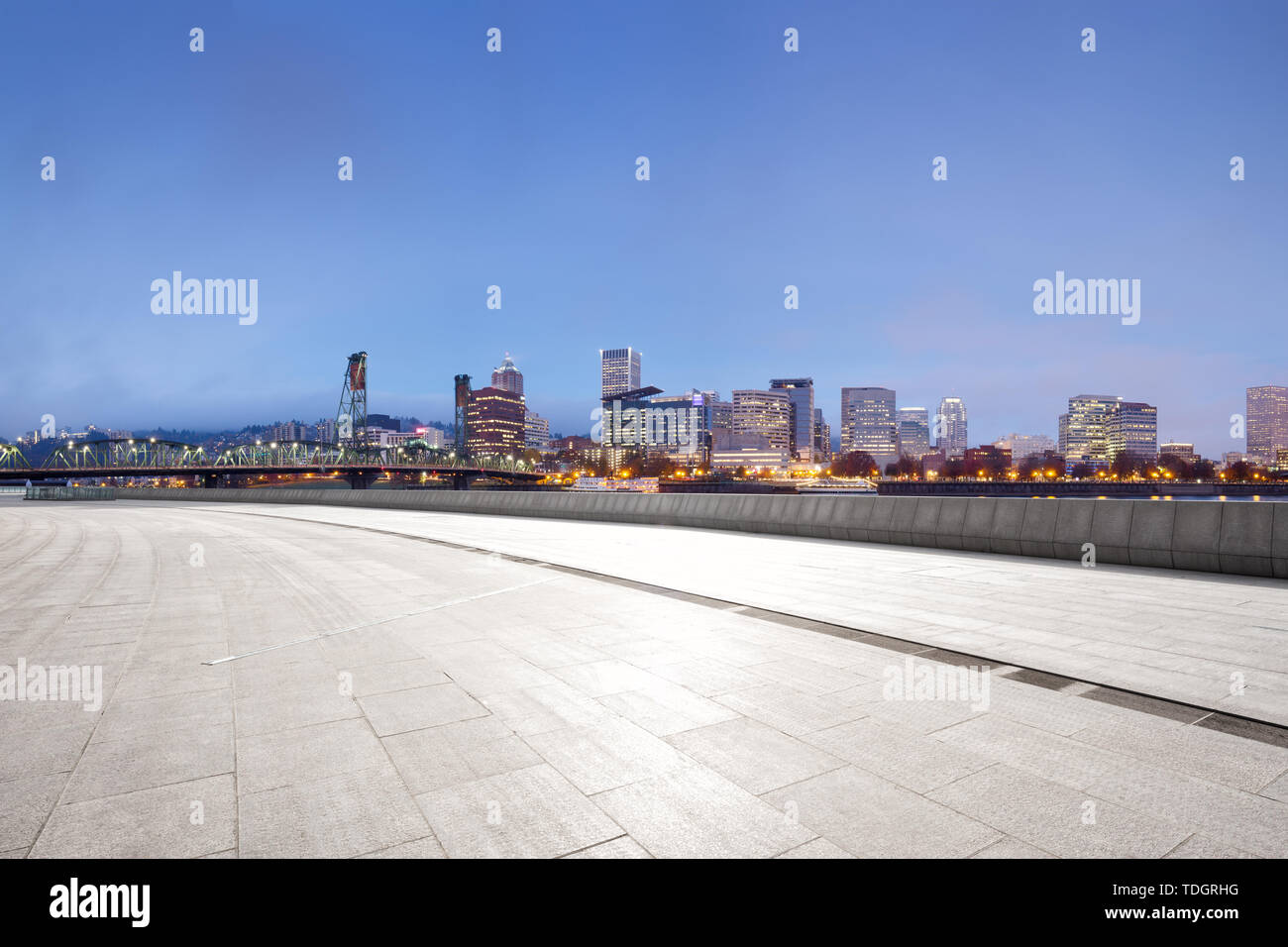 Empty square cityscape skyline hi-res stock photography and images - Alamy