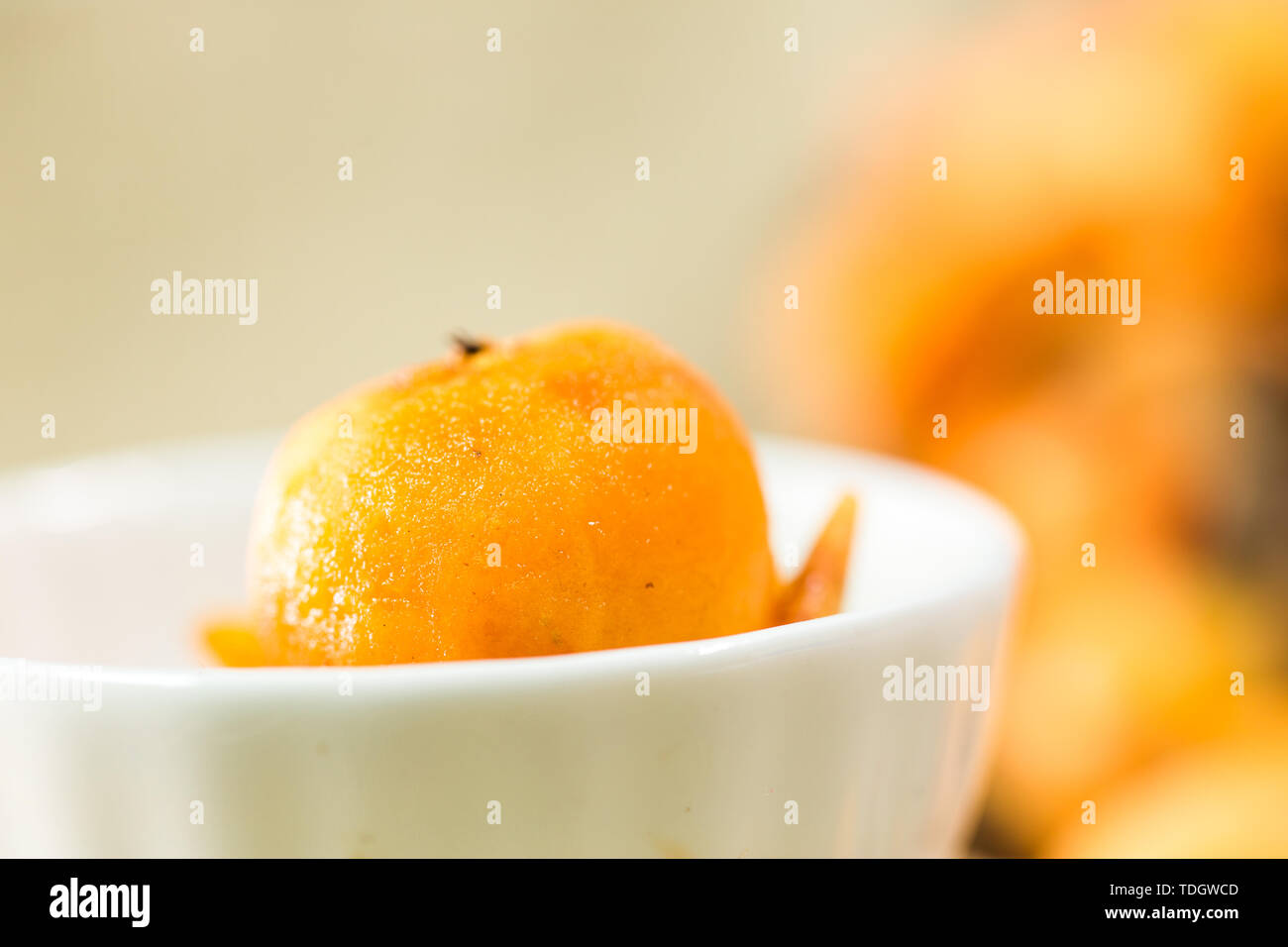 The sweet juice in the fruit of fresh loquat makes people look ...