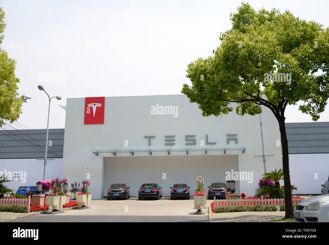 Tesla stores hi-res stock photography and images - Alamy