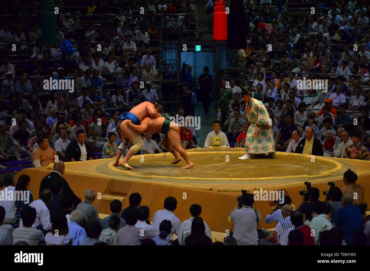 Sumo referee hi-res stock photography and images - Alamy