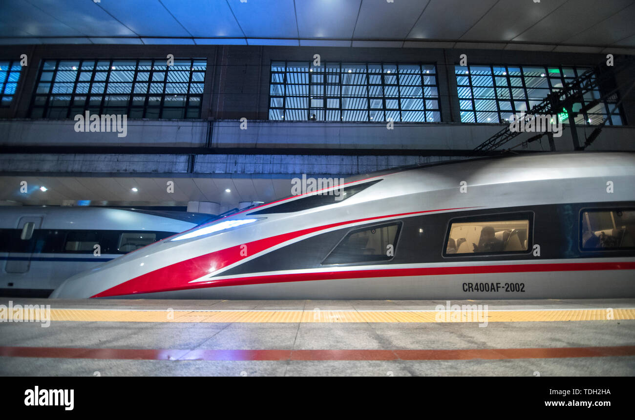 The Fuxing CR400AF high-speed EMU train, independently designed and developed by China China ...