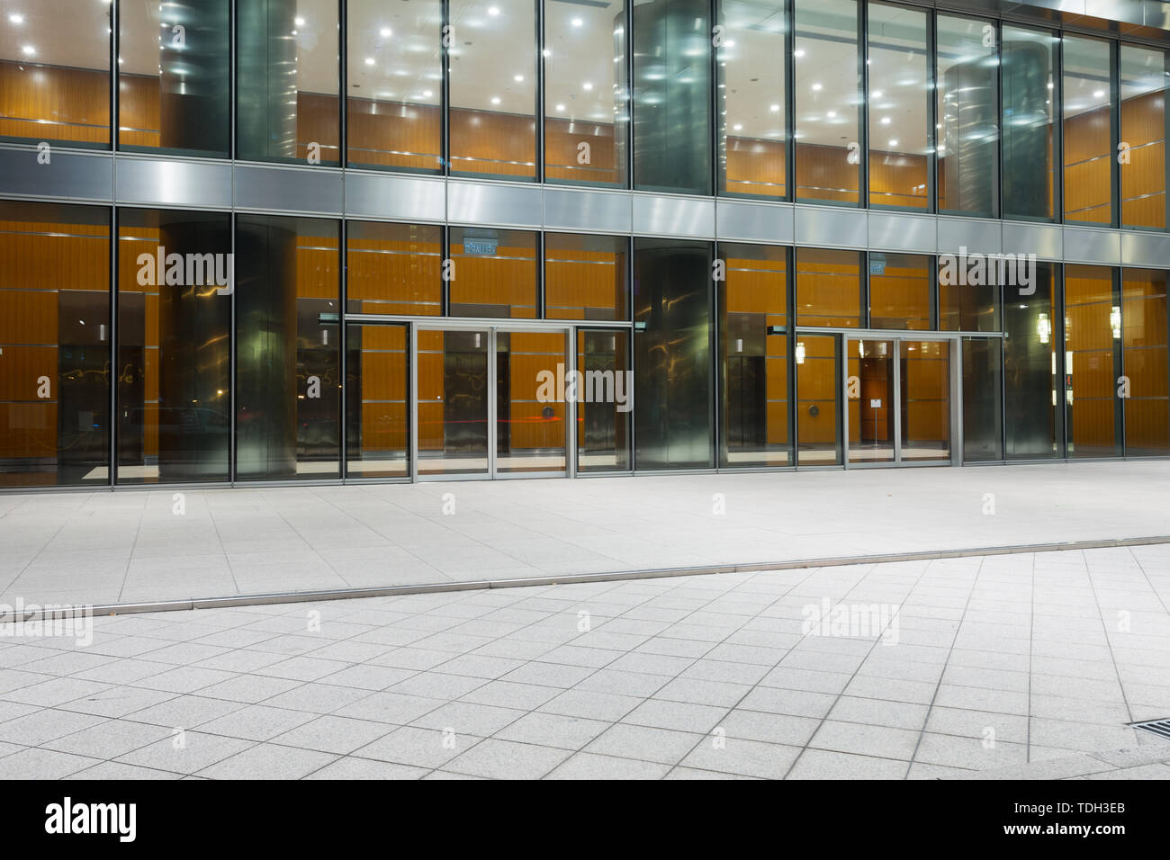 modern office building entrance exterior Stock Photo - Alamy