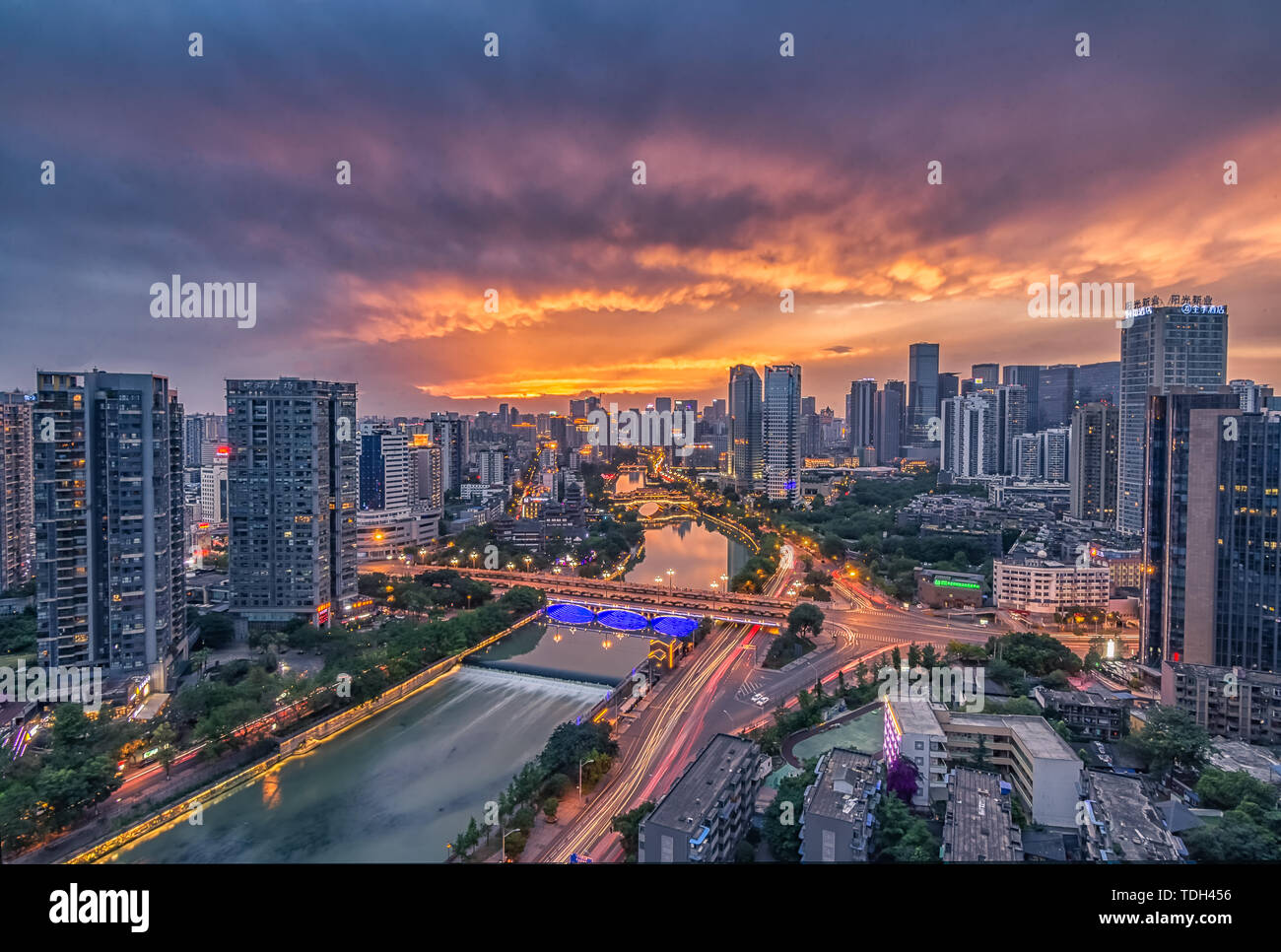 Traffic lights and climbing buildings hi-res stock photography and ...