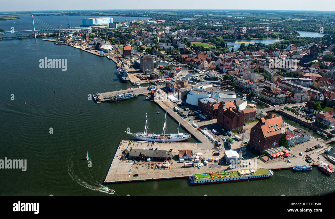 Stralsund, Germany. 14th June, 2019. Sun shines on the harbour and the ...