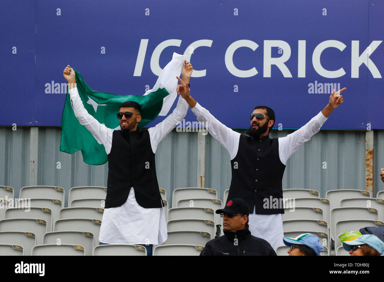 India pakistan cricket fans hi-res stock photography and images - Alamy