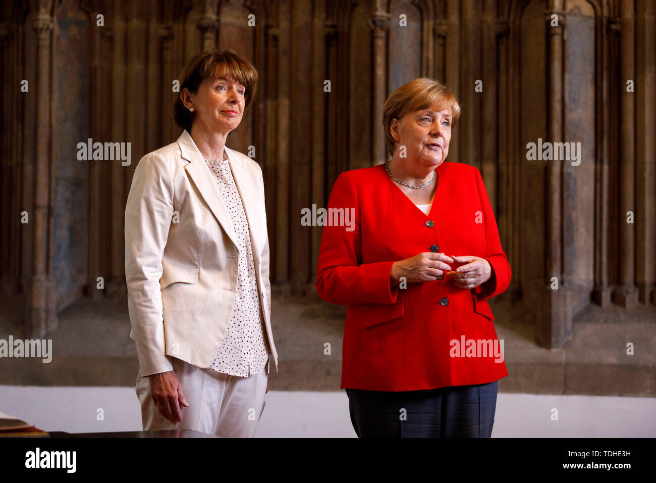 Henriette Reker and Angela Merkel entering the Golden Book of the city ...
