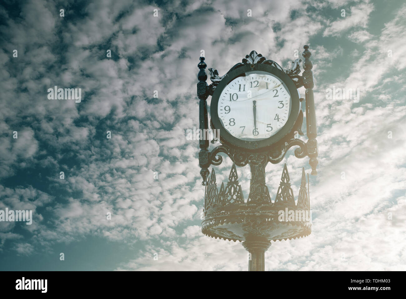 Analogue clock hi-res stock photography and images - Alamy
