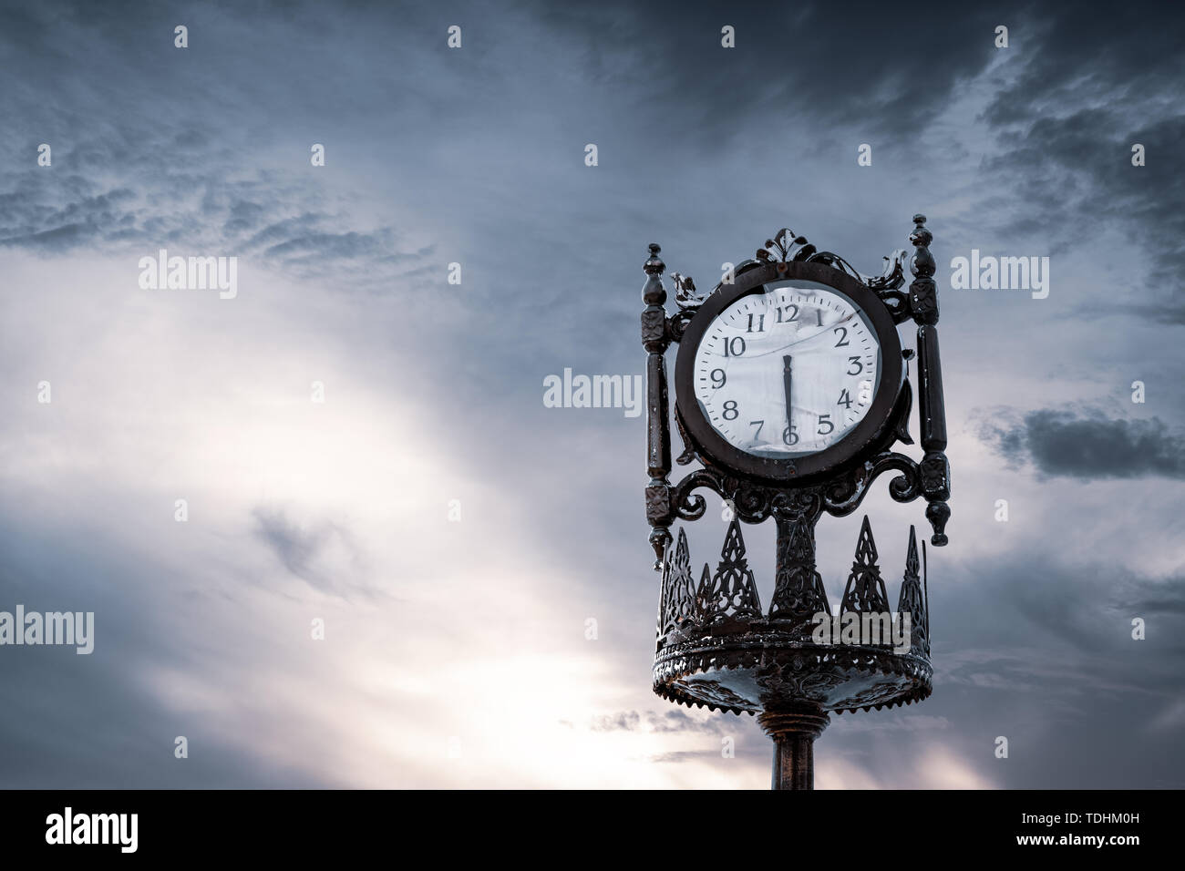 Analogue clock hi-res stock photography and images - Alamy