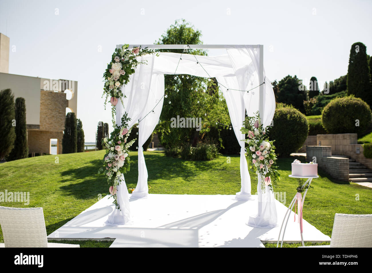 Beautiful outgoing wedding set up. Jewish Hupa on romantic wedding ...