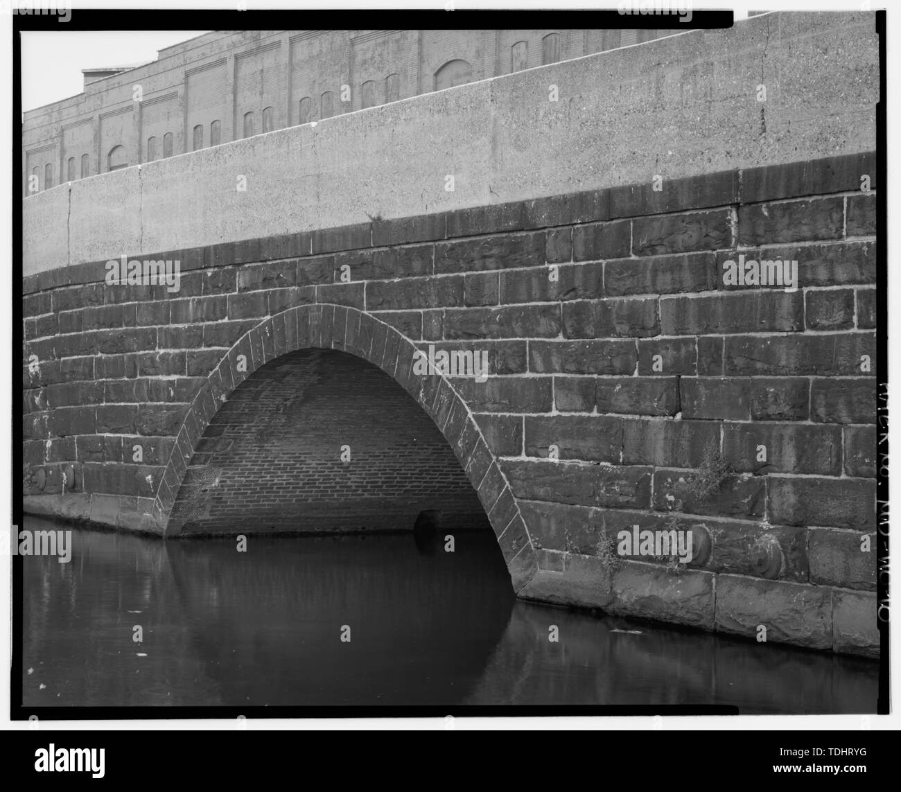 OBLIQUE VIEW, PORTION OF SPANDREL WALL AND ARCH BARREL, FROM SOUTHEAST ...