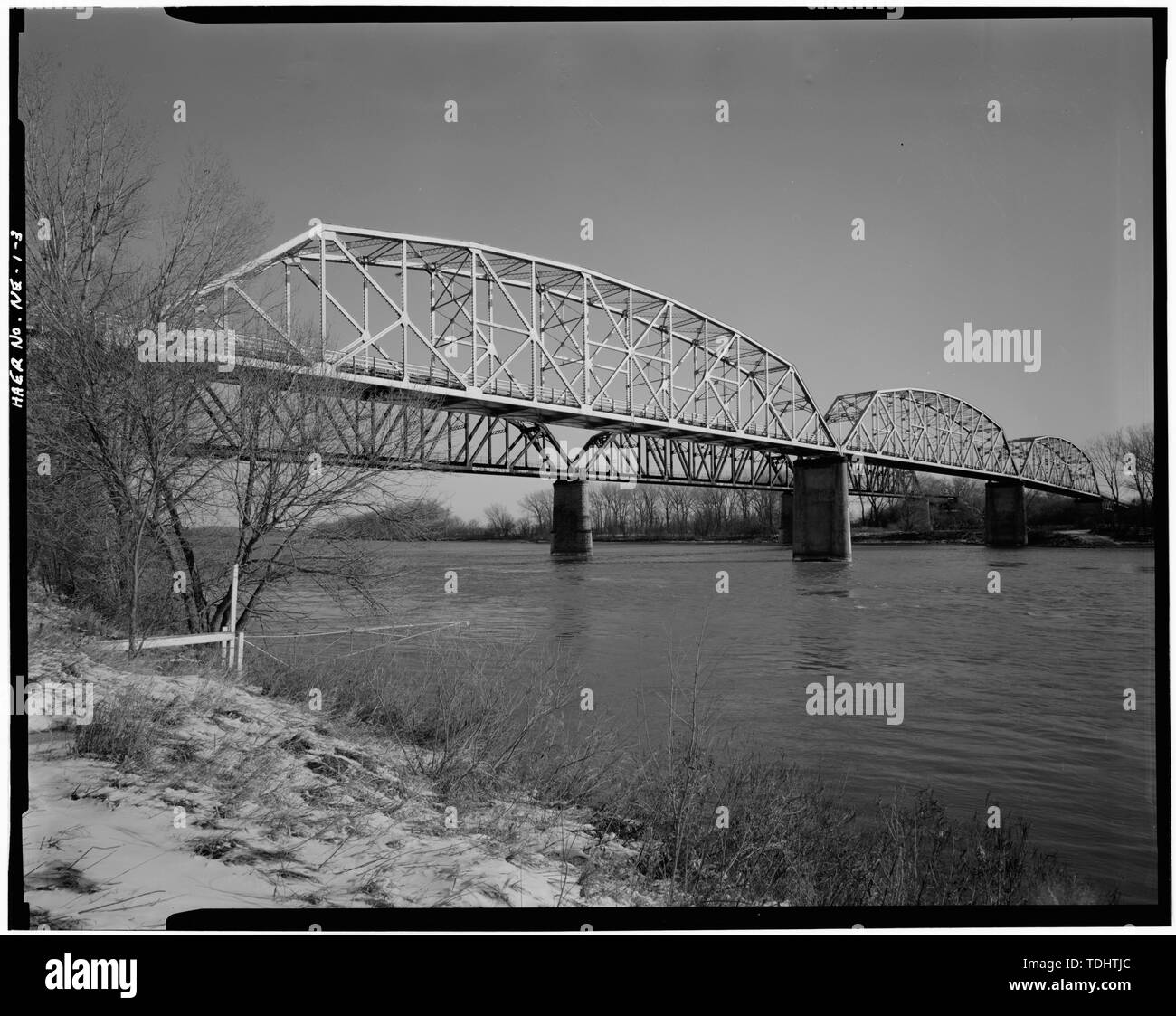 OVERALL VIEW OF BRIDGE AND MISSOURI RIVER. VIEW TO NORTHEAST. - Abraham ...