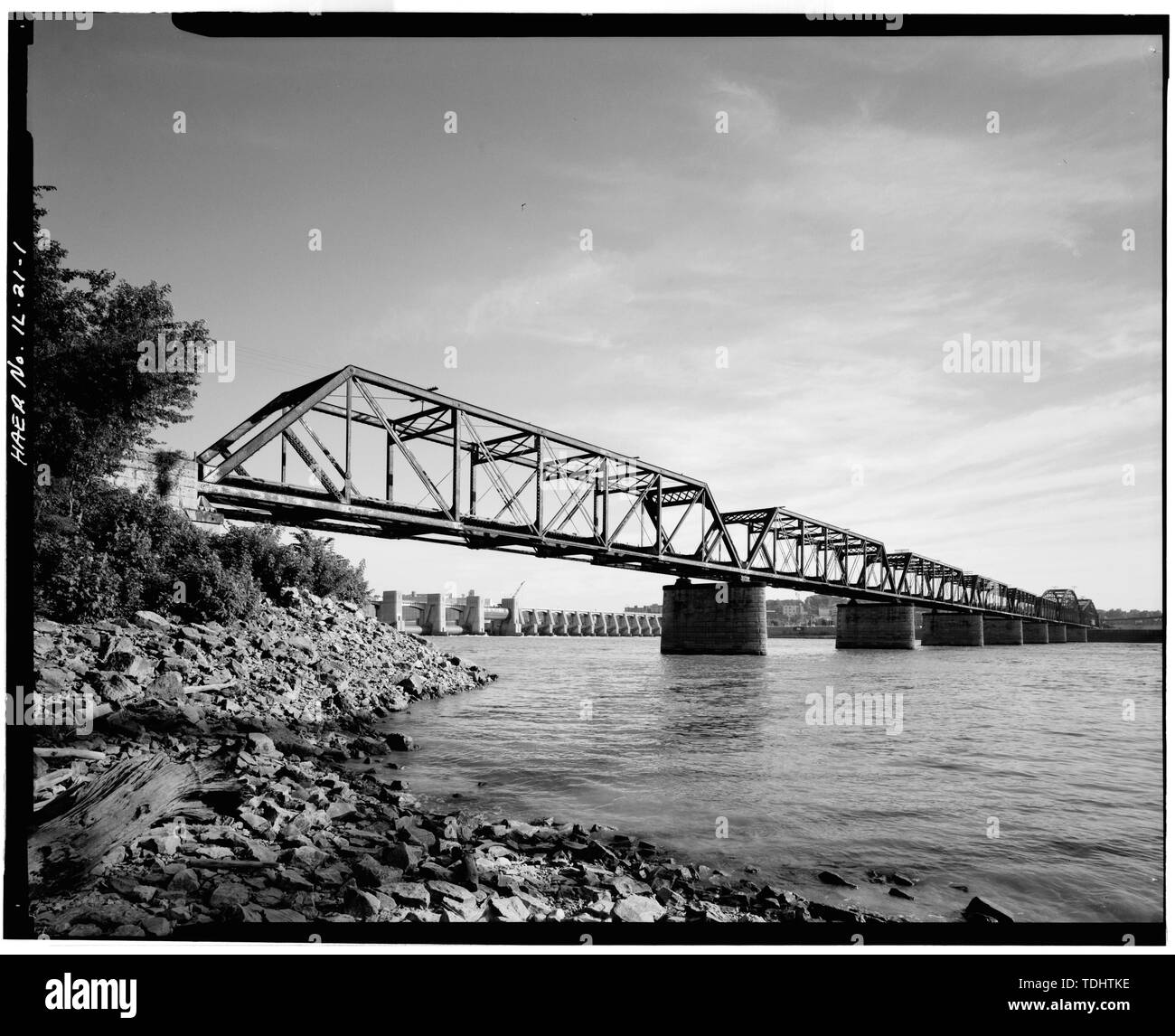 OVERALL VIEW OF BRIDGE, LOOKING NORTH - Alton Bridge, Spanning ...