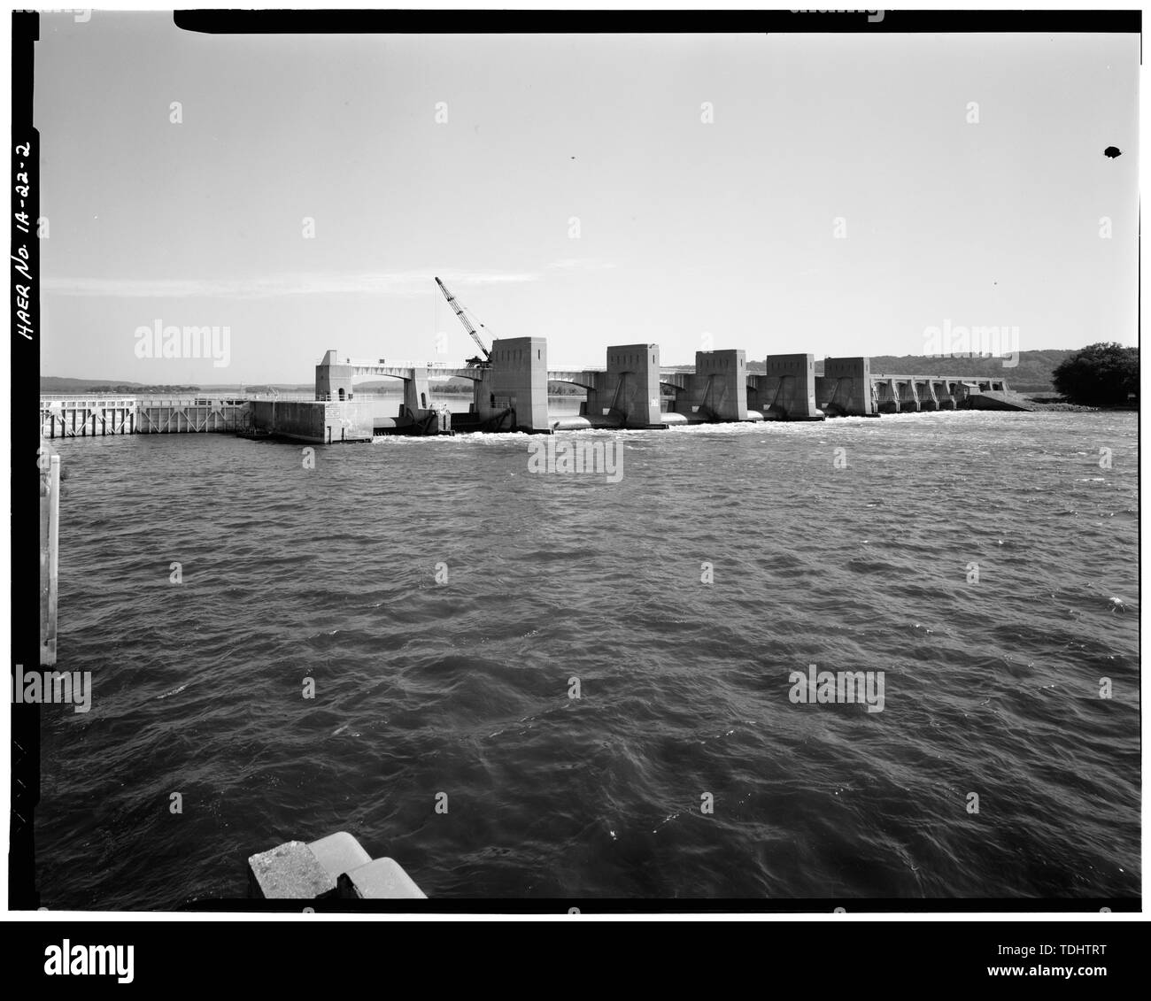OVERALL VIEW OF DAM, LOOKING NORTHEAST, UPSTREAM - Upper Mississippi ...