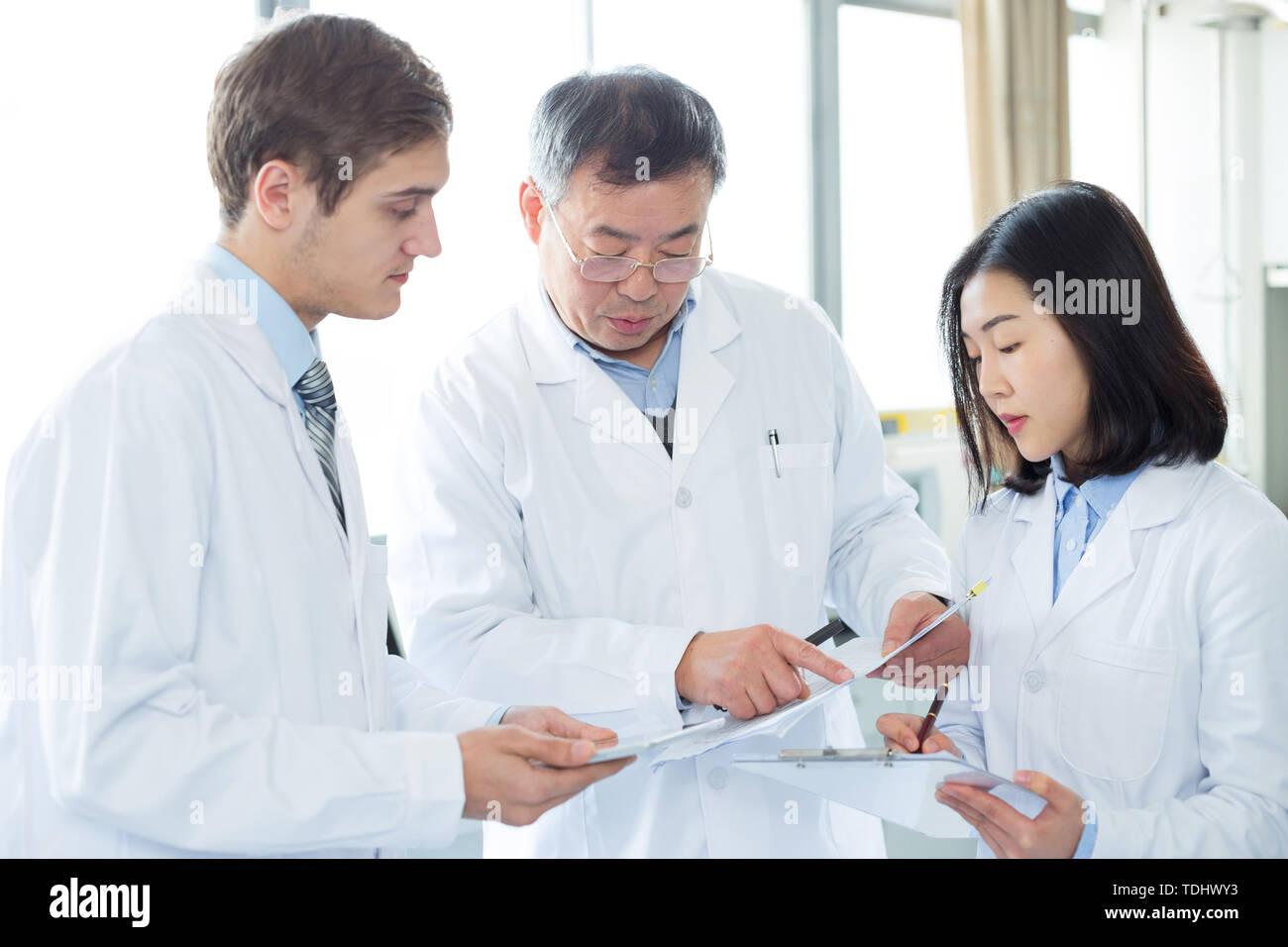 people doing chemical experiment in modern lab Stock Photo - Alamy