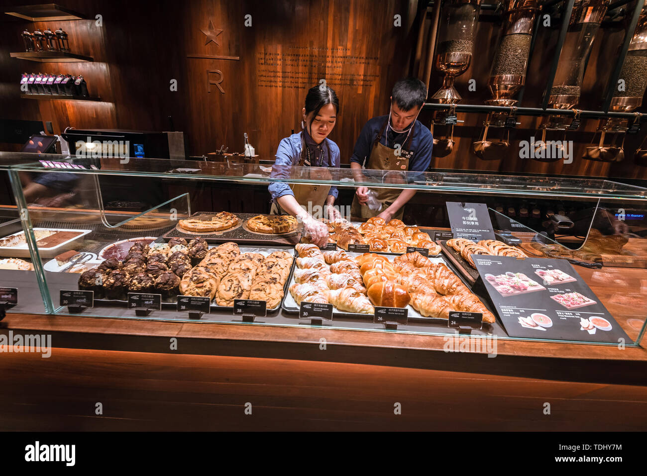 Starbucks reserve roastery in shanghai hi-res stock photography and ...