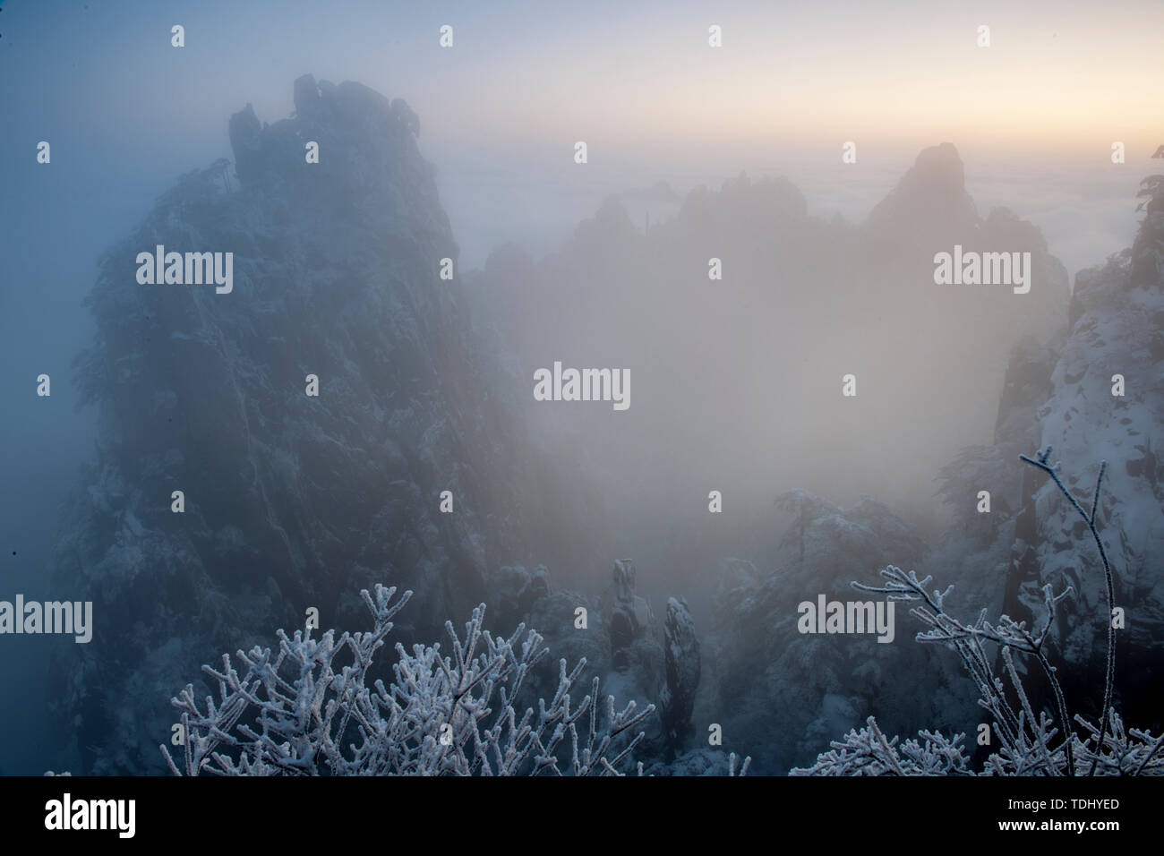 Huangshan smoke clouds hi-res stock photography and images - Alamy