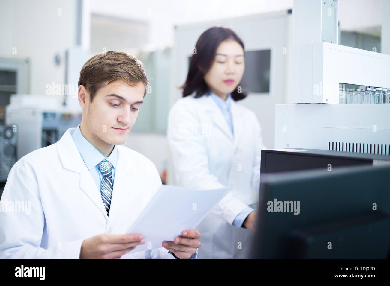 people analysis experimental data in computer in lab Stock Photo - Alamy