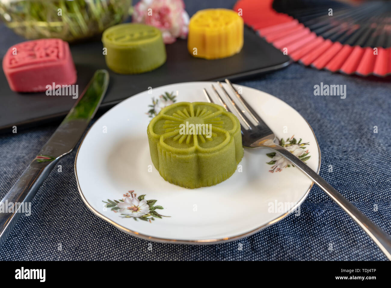 Mid-Autumn Festival moon cake display advertising background Stock ...