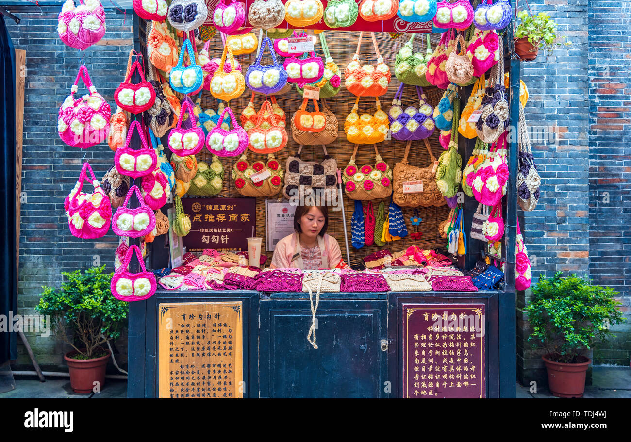 The ancient town of Jinli, Chengdu, with a strong commercial atmosphere ...