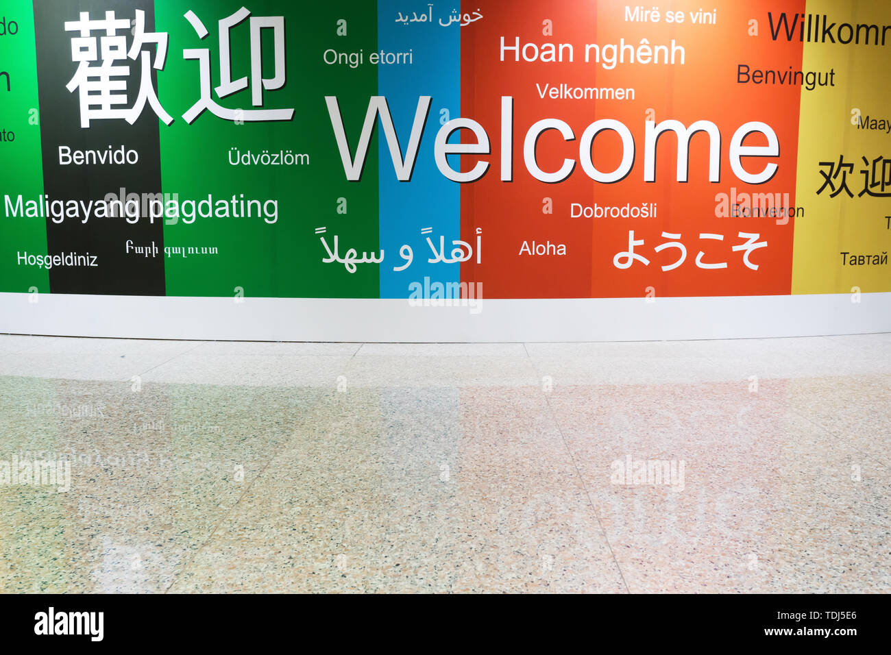 Welcome sign multiple language hi-res stock photography and images - Alamy