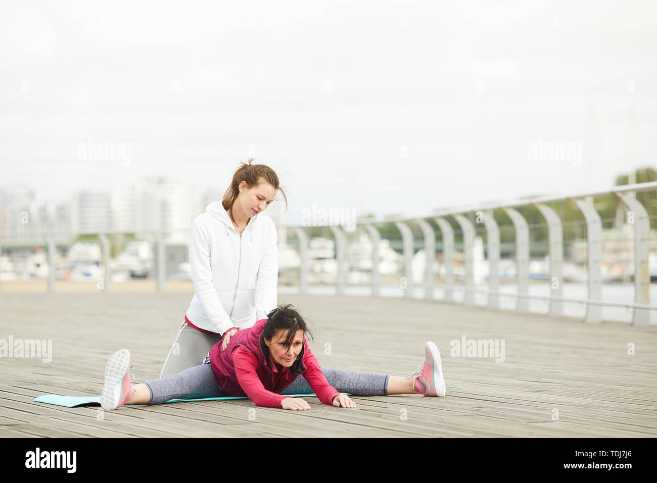 Women doing splits hi-res stock photography and images - Alamy