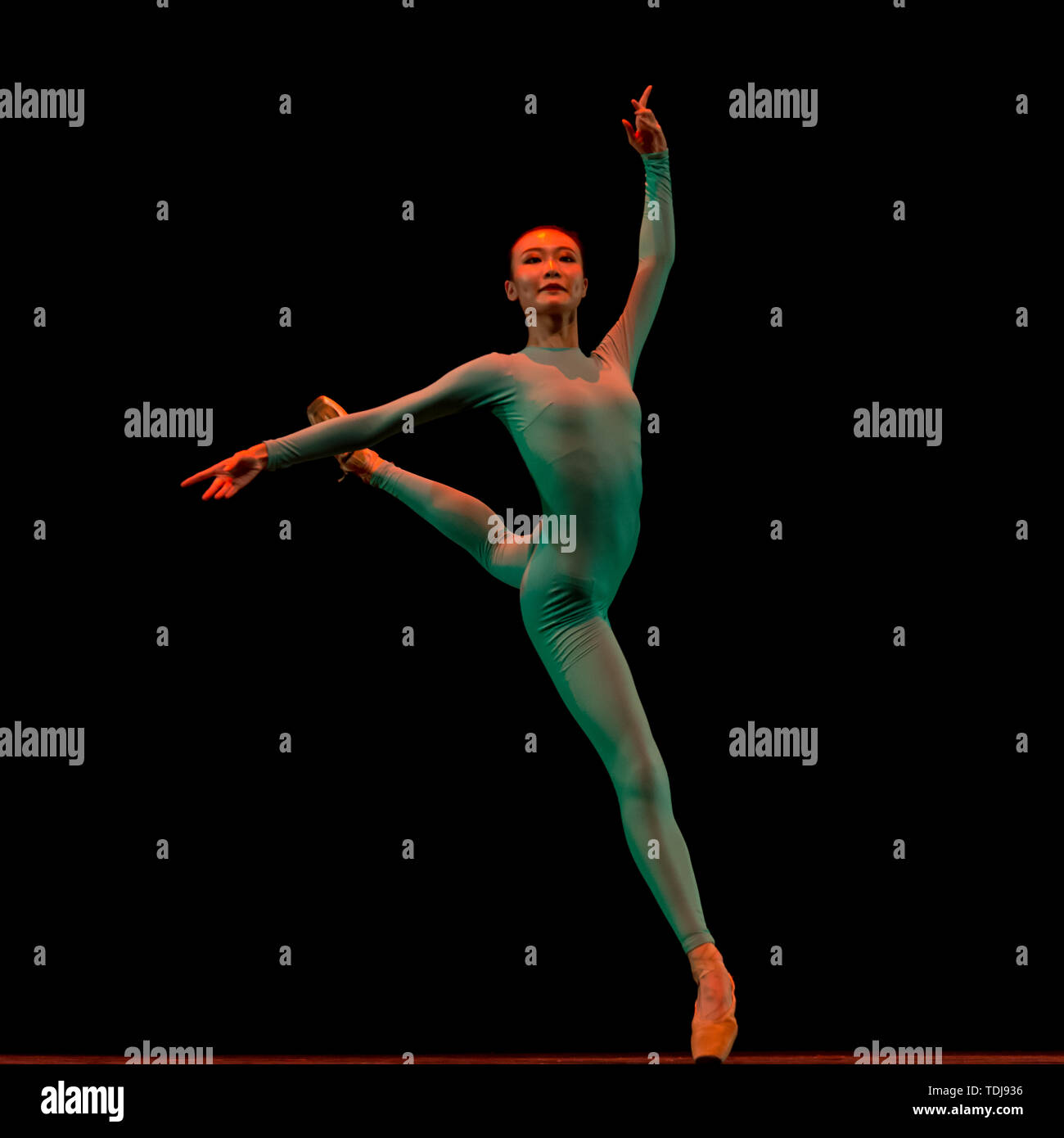 Ballet dancers position hi-res stock photography and images - Alamy