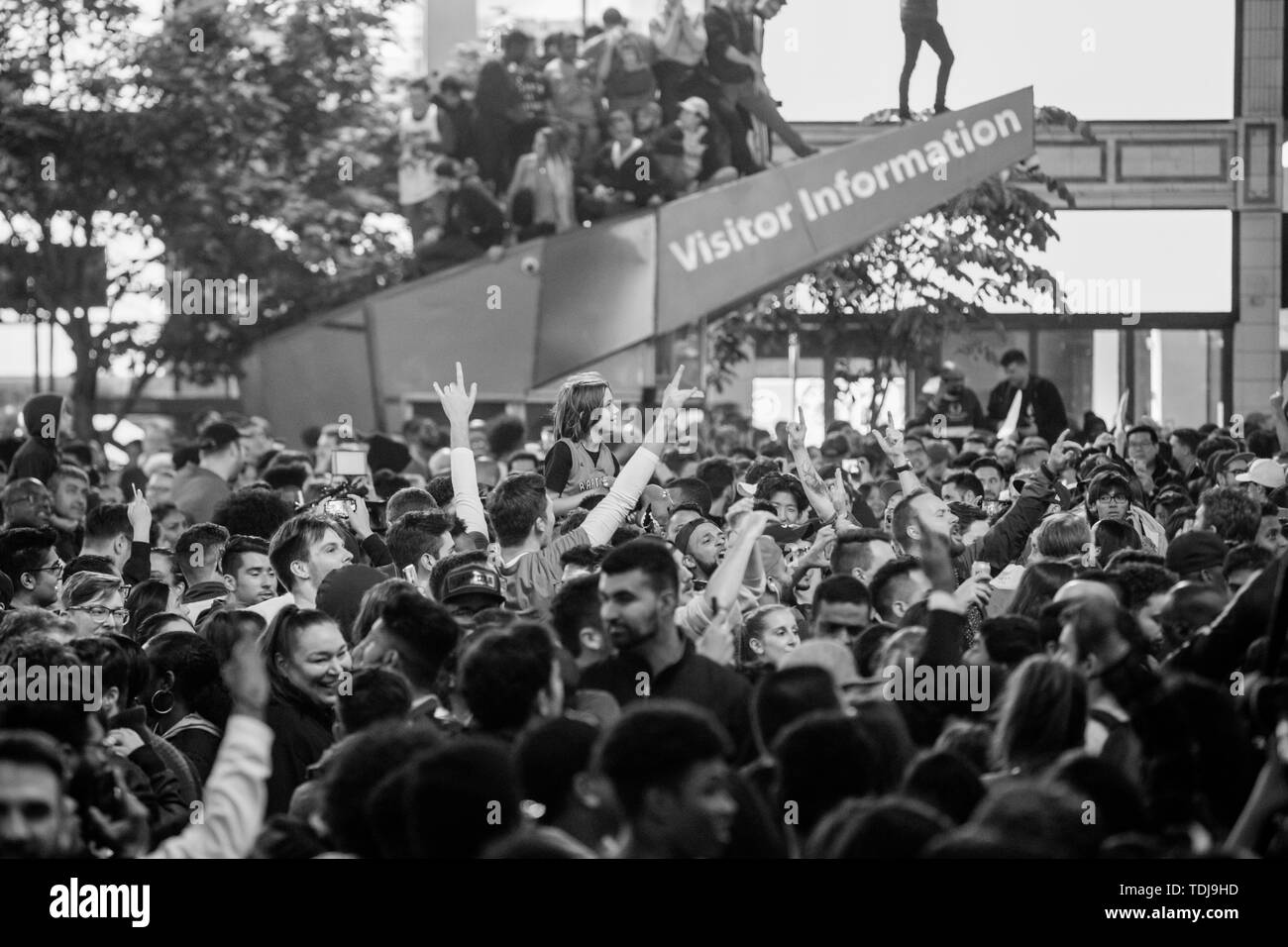 Nba fans cheering Black and White Stock Photos & Images - Alamy