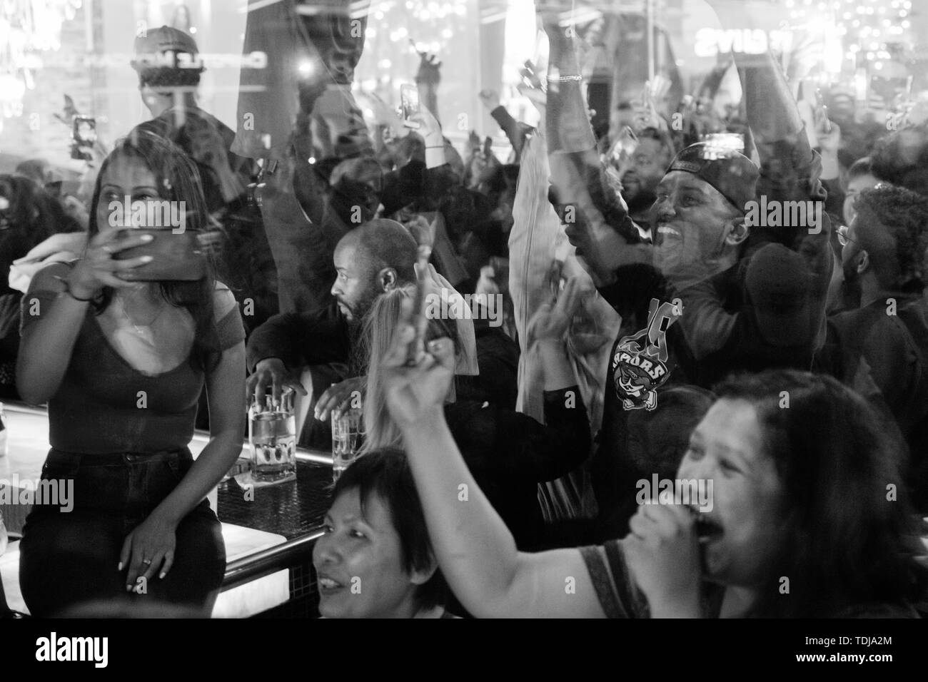 Nba fans cheering Black and White Stock Photos & Images - Alamy