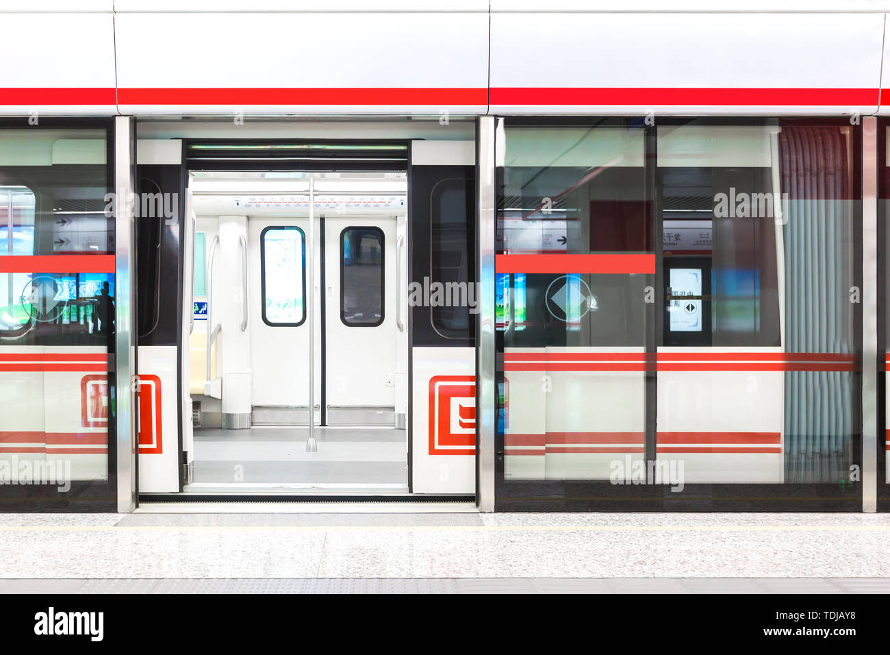 Lights inside train door hi-res stock photography and images - Alamy