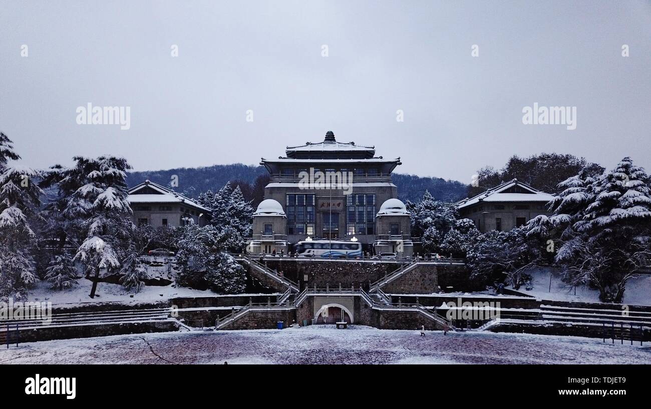 At the end of 2018, heavy snow in Wuhan. Up and down Luojiashan of ...