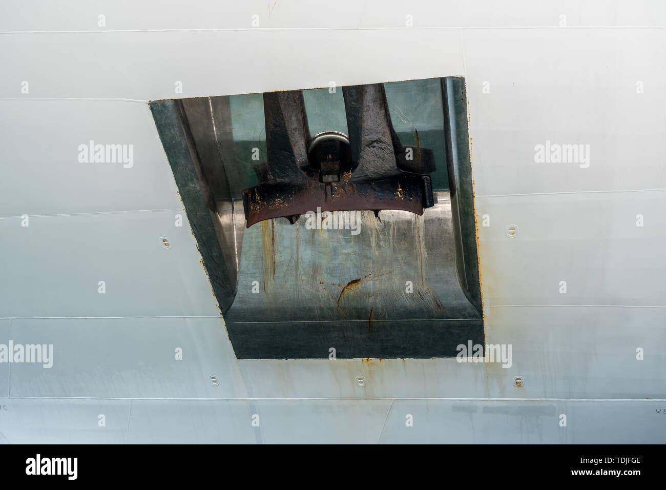 Heavy anchor on side of white cruise ship Stock Photo - Alamy