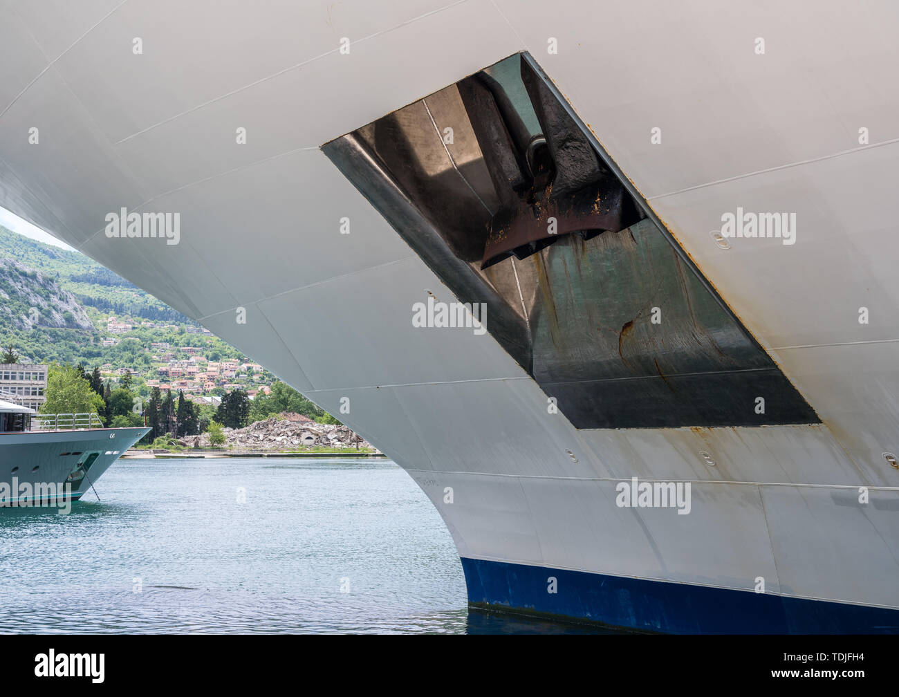 Heavy anchor on side of white cruise ship Stock Photo - Alamy