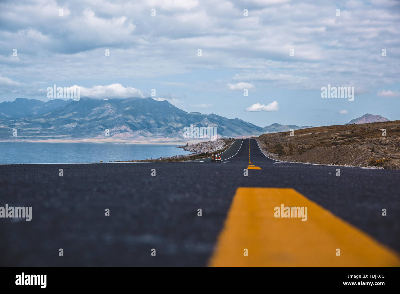 Lakeside roads hi-res stock photography and images - Alamy