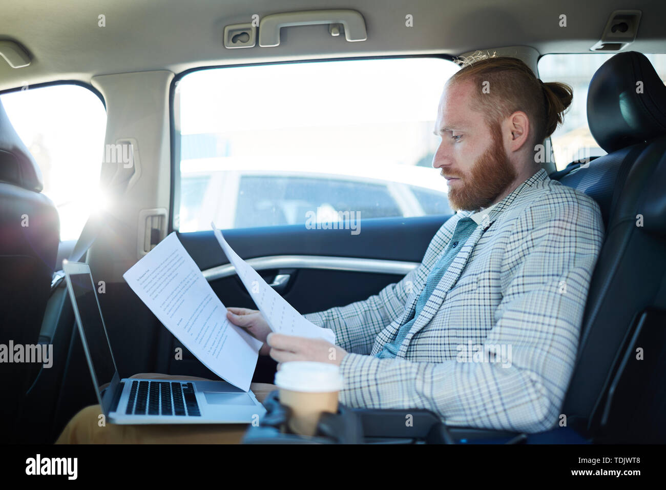 Commuter reading paper hi-res stock photography and images - Alamy