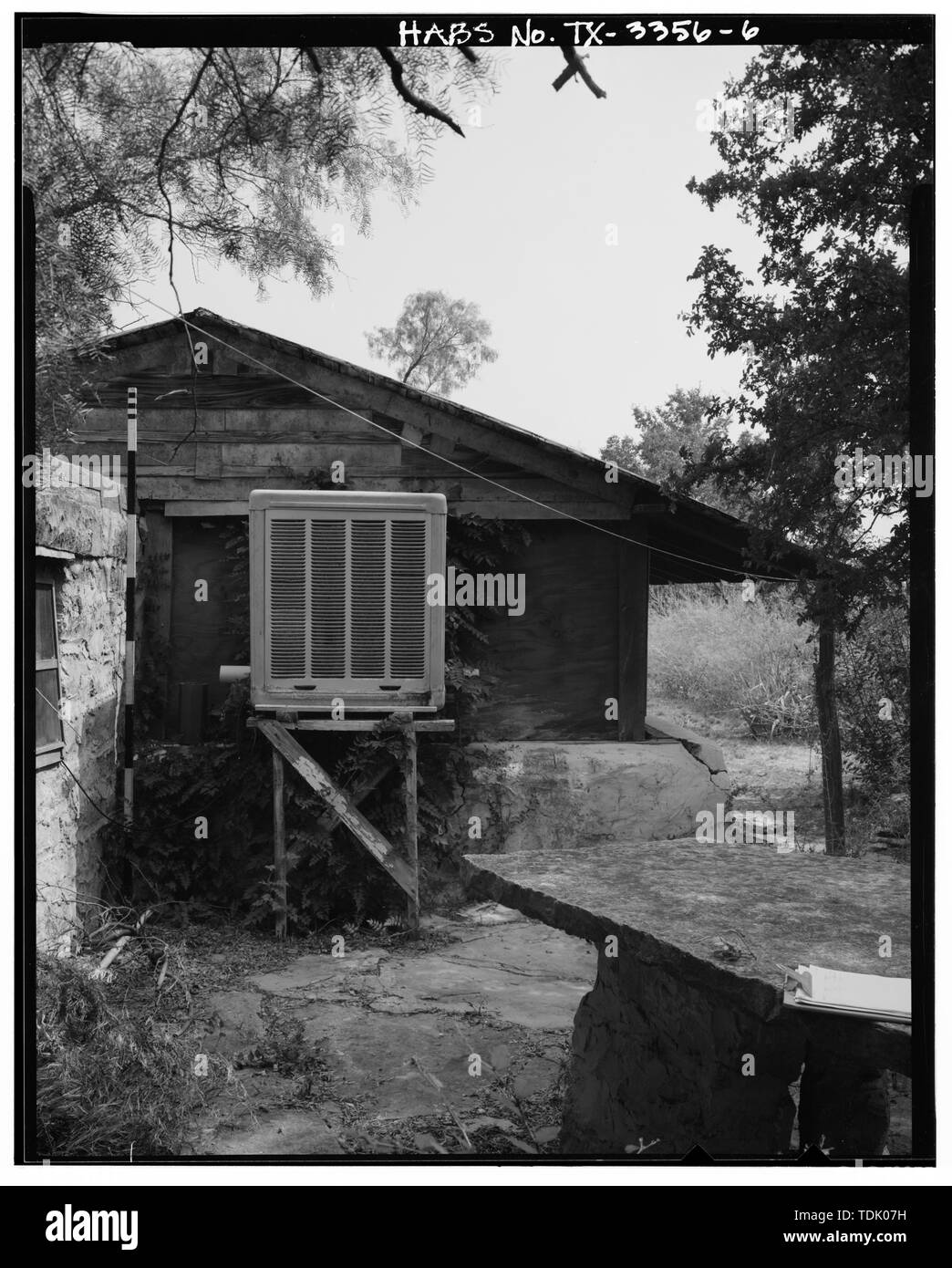 OBLIQUE VIEW OF BATHROOM ADDITION, SOUTH SIDE - Creswell Half-Dugout ...