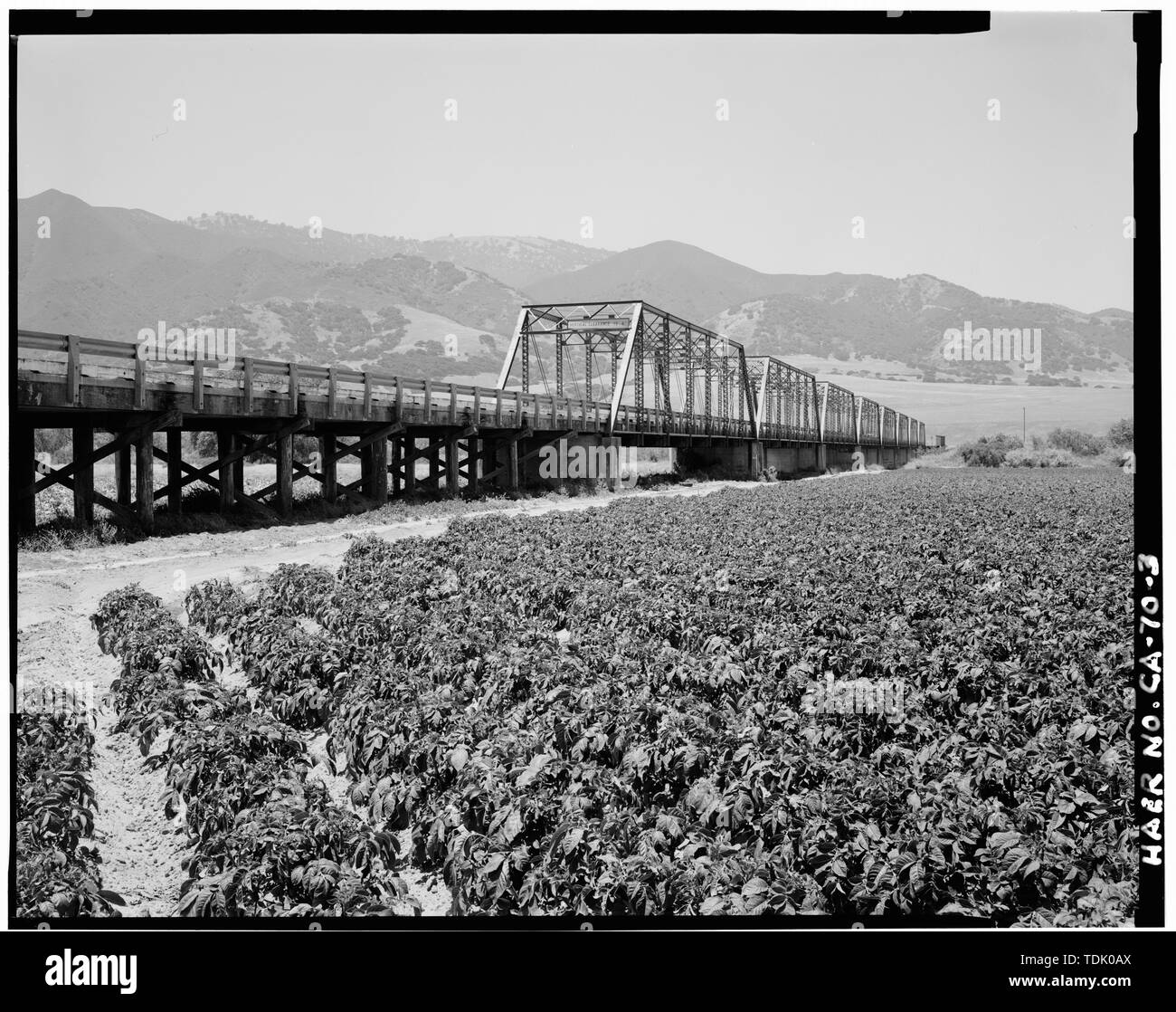 OBLIQUE VIEW OF DOWNSTREAM SIDE OF BRIDGE AND EAST TRESTLE APPROACH ...